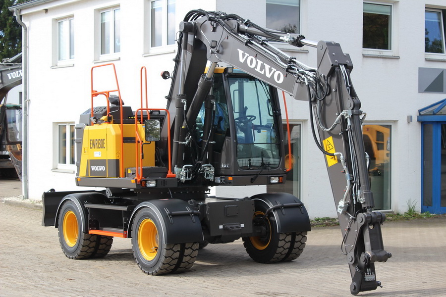 Mobilbagger Volvo EWR 130 E - Podlasly Baumaschinen