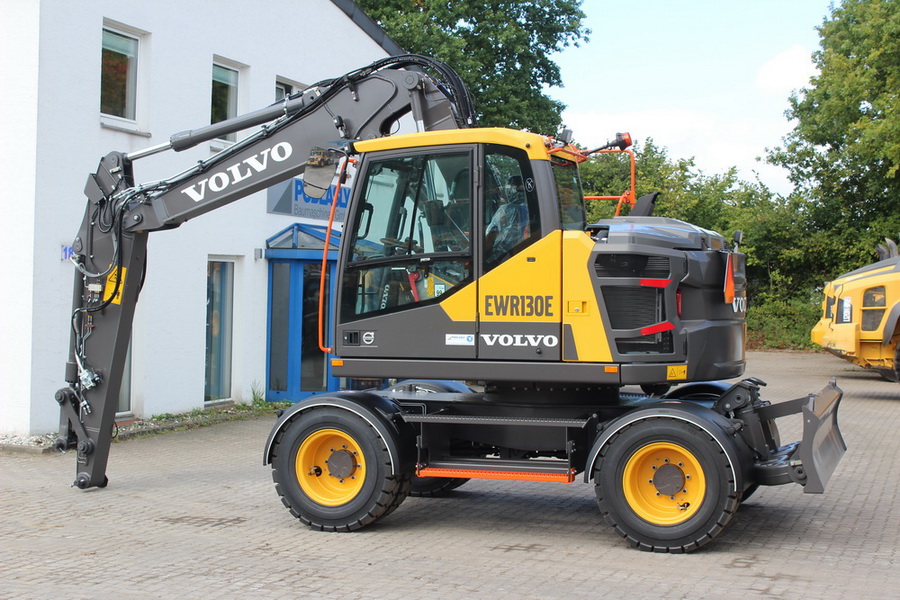 Mobilbagger Volvo EWR 130 E - Podlasly Baumaschinen